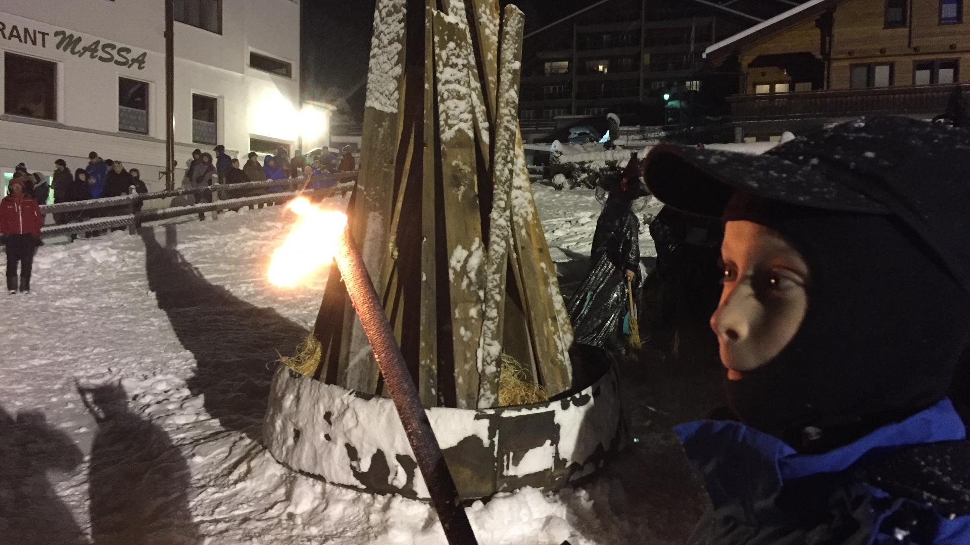 Nun muss der Scheiterhaufen nur noch brennen. Grosse Eröffnungsfeier ...