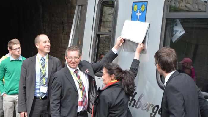 Barbla Graf von der Schweizer Patenschaft für Berggemeinden und Gemeindepräsident von Eggerberg ...