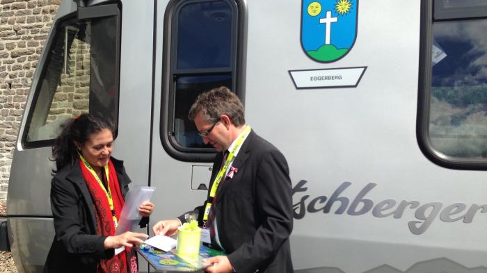 Die beiden Taufpaten: Gemeindepräsident Reto Zimmermann und Barbla Graf, Geschäftsleiterin ...