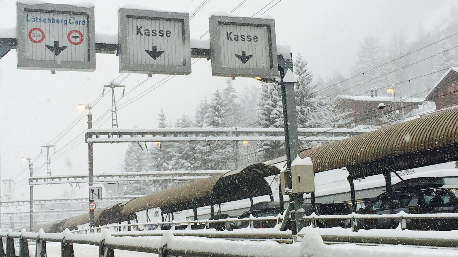 Der Betrieb am BLS-Autoverlad Lötschberg bleibt aufgrund einer gesperrten Zufahrtsstrasse bis ...
