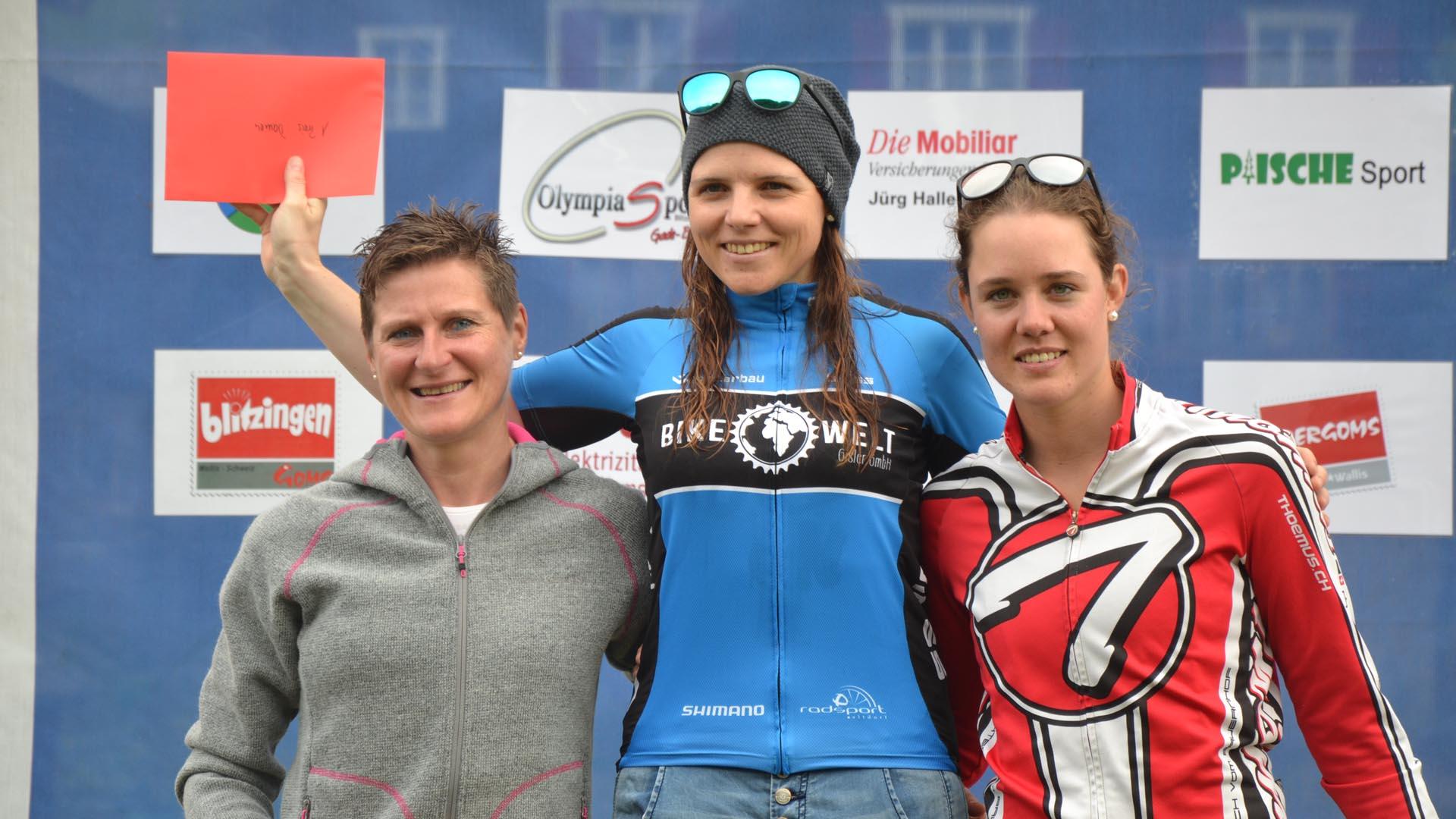Bei den Frauen heisst das Siegestrio des Bikerennens in Blitzingen Nadia Walker vor Andrea ...