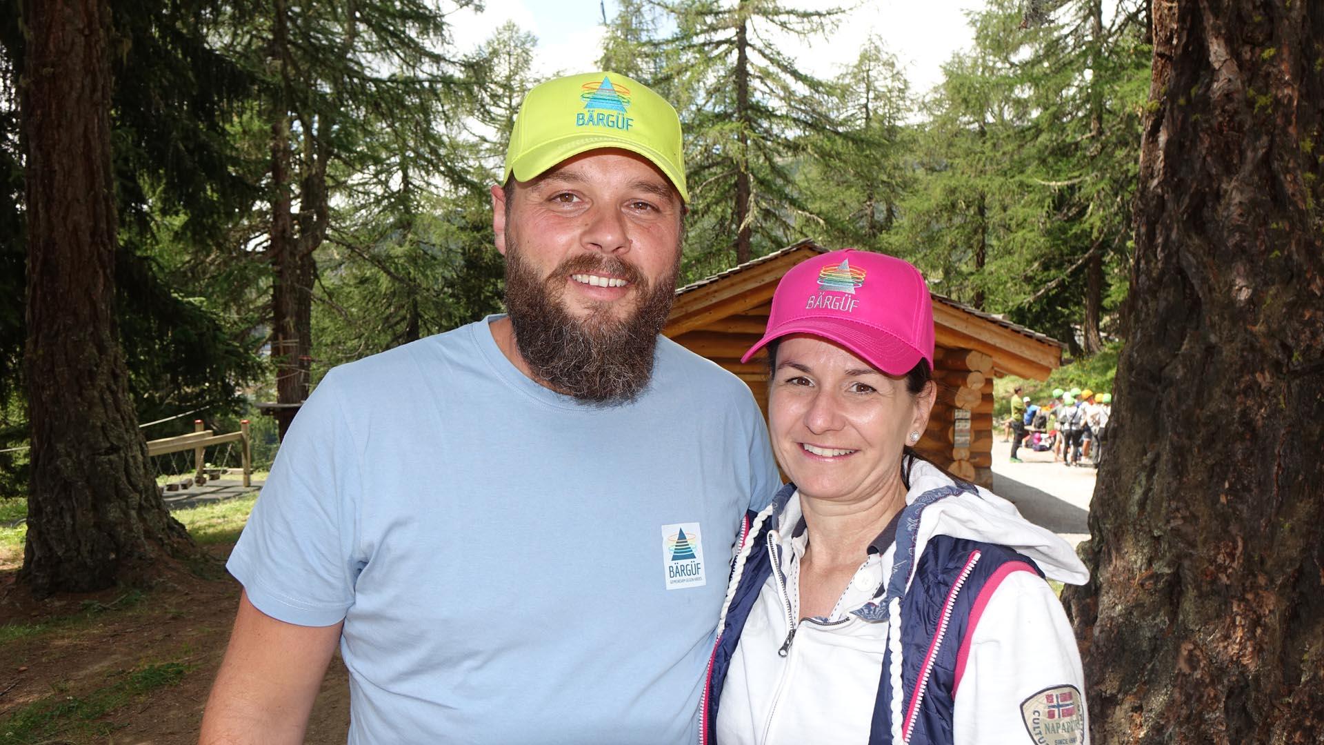 Die Lagerleiter Matthias Volken und Josiane Seiler beim Seilpark auf ...