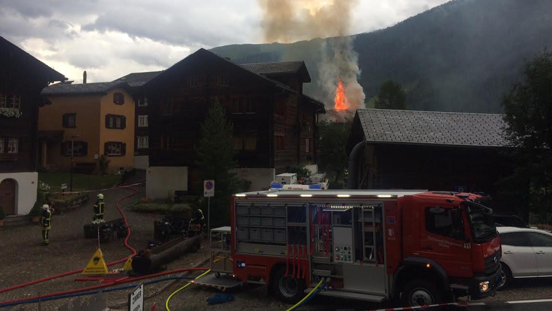 Mehrere Einsatzfahrzeuge von verschiedenen Feuerwehren aus der Region ...
