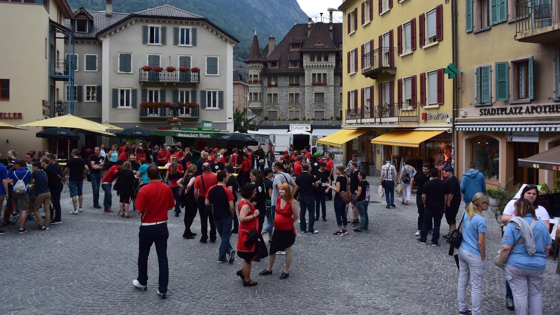 Auf dem Sebastiansplatz in Brig heizten die verschiedenen Brassbands ...