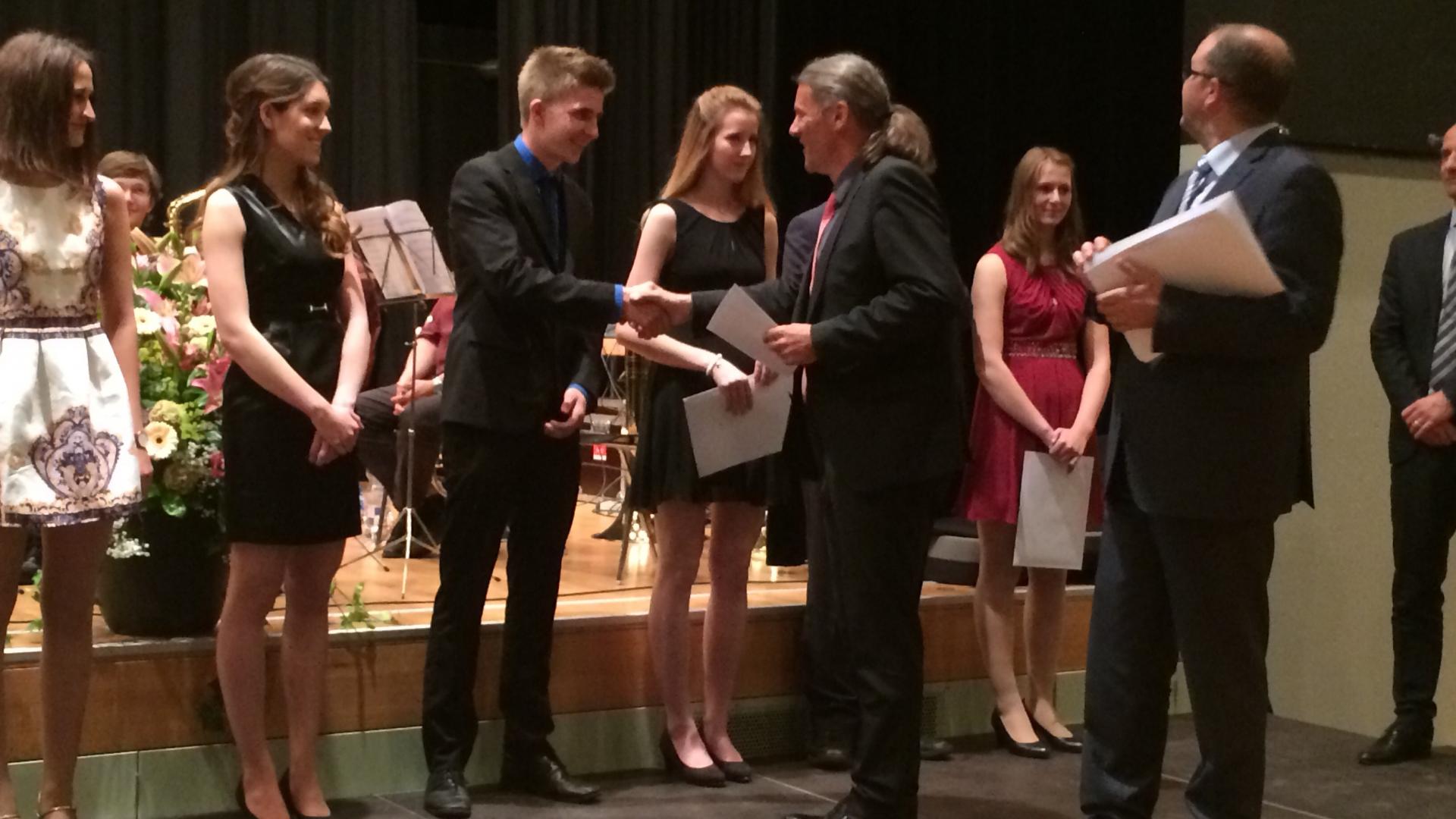 Fleiss macht sich bezahlt: Bildungsminister Freysinger übergab 157 ...