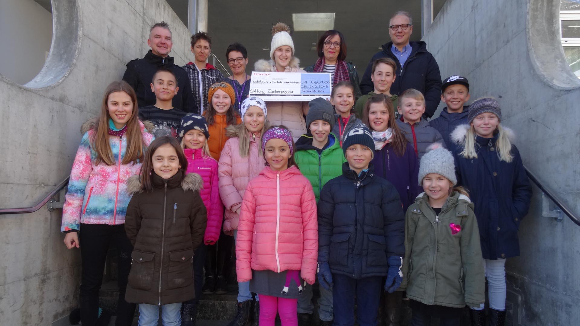 Die Primarschule Glis übergibt der Stiftung Zuckerpuppa Naters 8601 ...