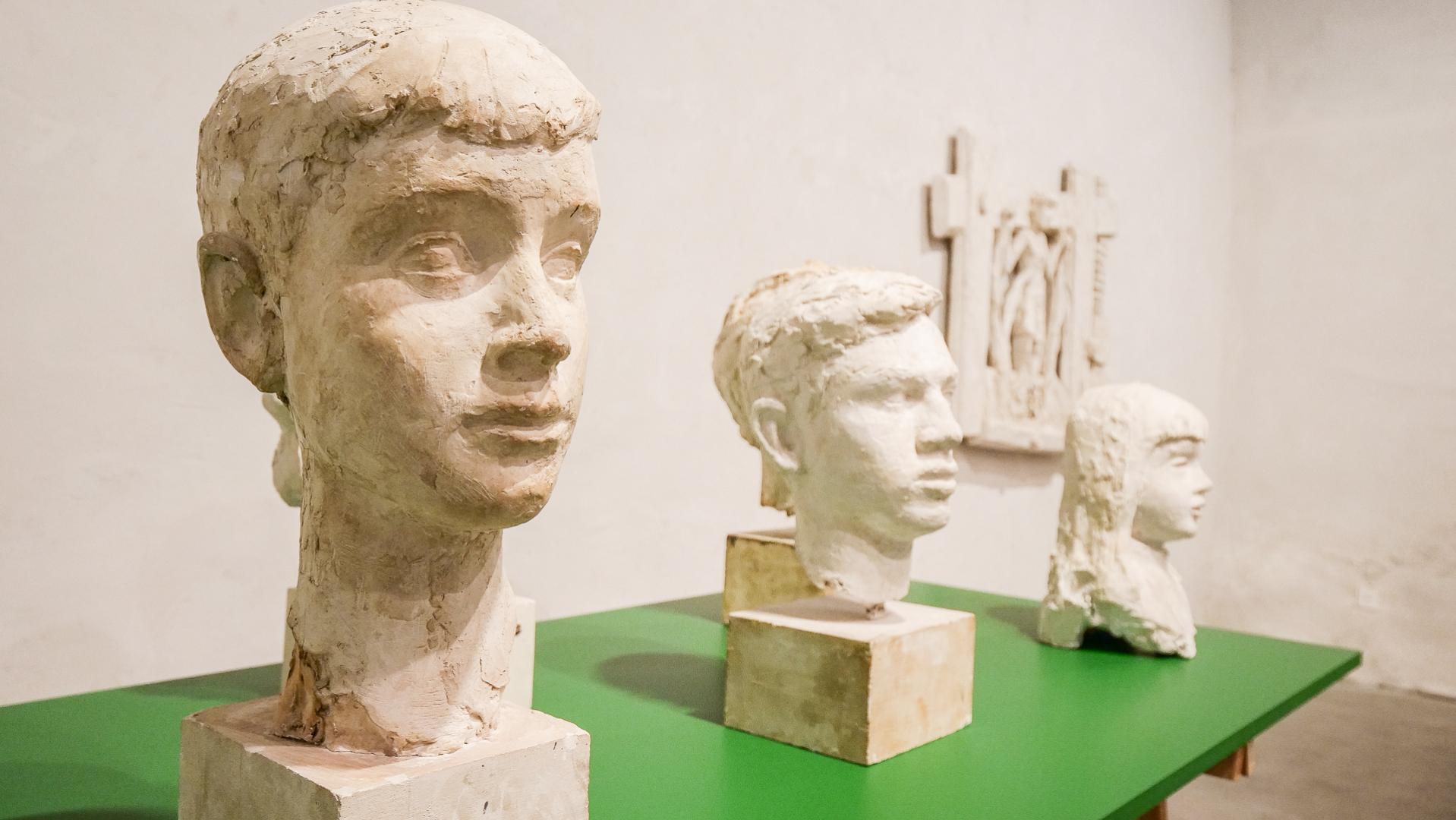 Das Werk des Künstlers Hans Loretan wird in der Galerie Matze mit einer ...