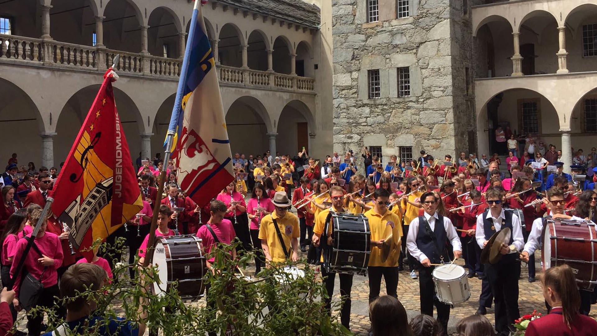 Die Musikanten haben den Stockalperhof voll im Griff. Beeindruckende ...