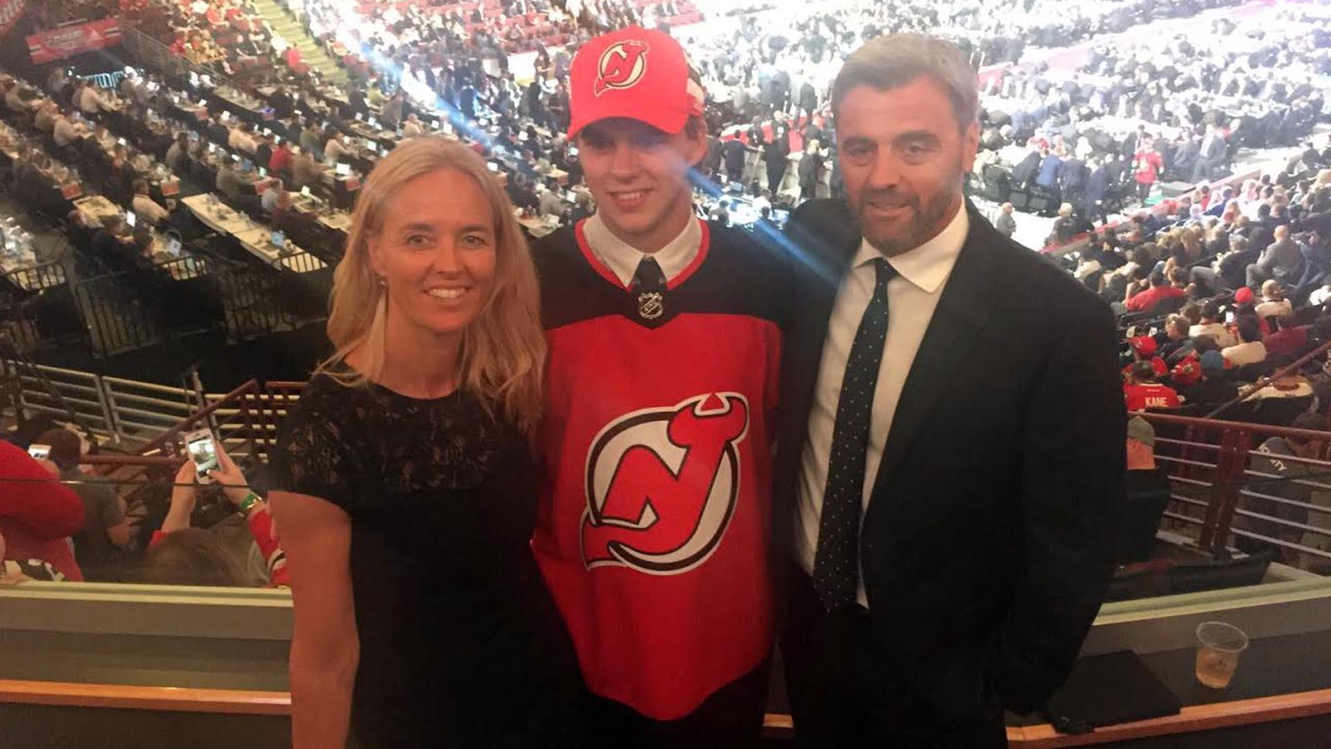Nico Hischier und seine Eltern freuen sich in Chicago über den Erfolg ...