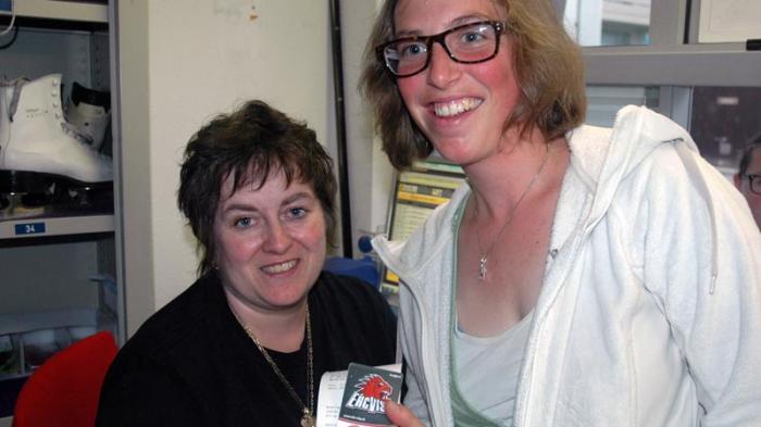 Priska Arnold aus Simplon Dorf (r.) gewann eine Saisonkarte des EHC ...