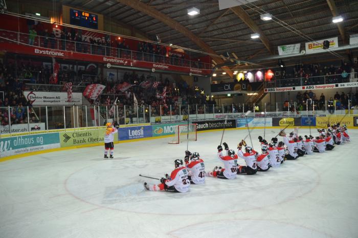 Die Visper Spieler lassen sich nach dem grandiosen Sieg von den ...