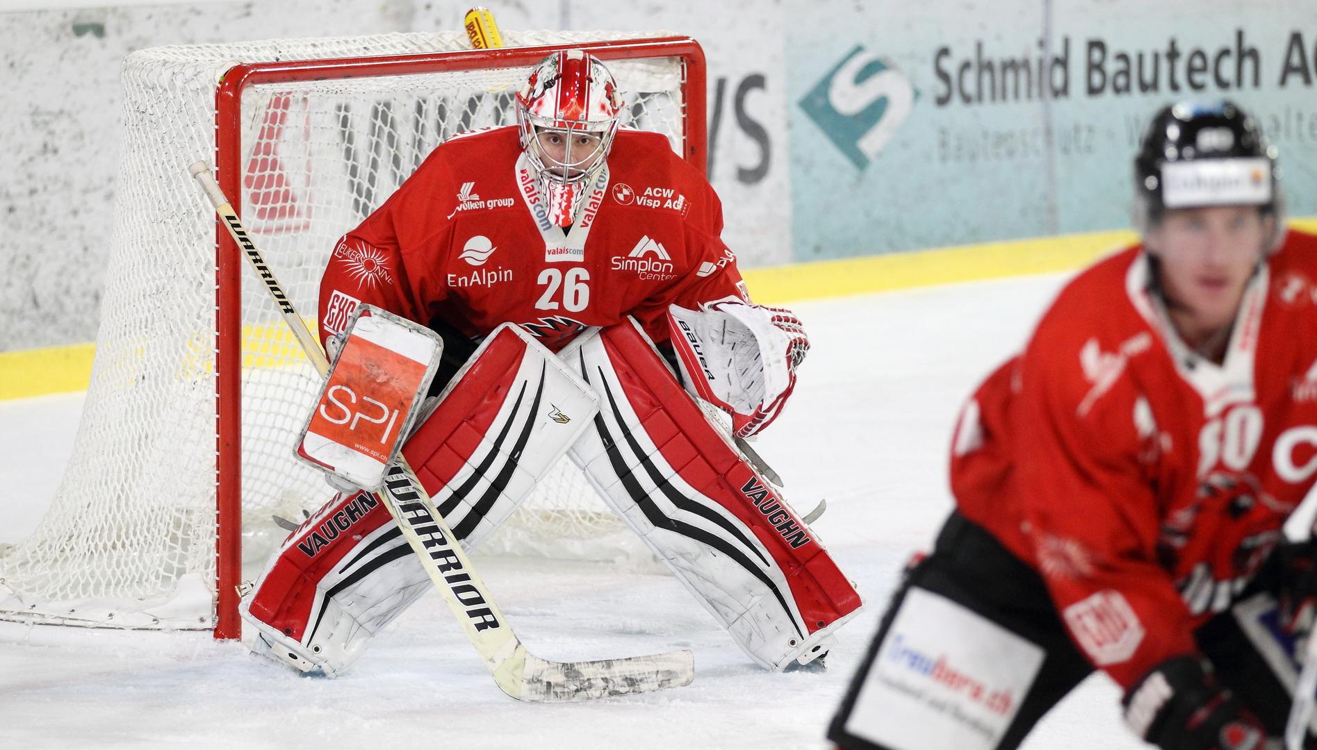 EHC-Visp-Torhüter Reto Lory muss sich im Spiel gegen die Ticino Rockets ...