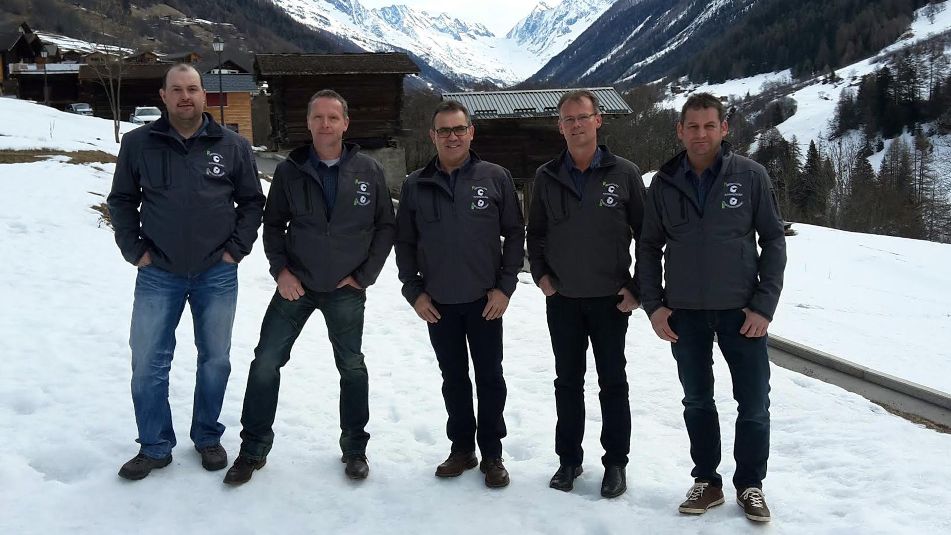 Der Vorstand des Oberwalliser Schwarznasenschafzuchtverbands, Rinaldo ...