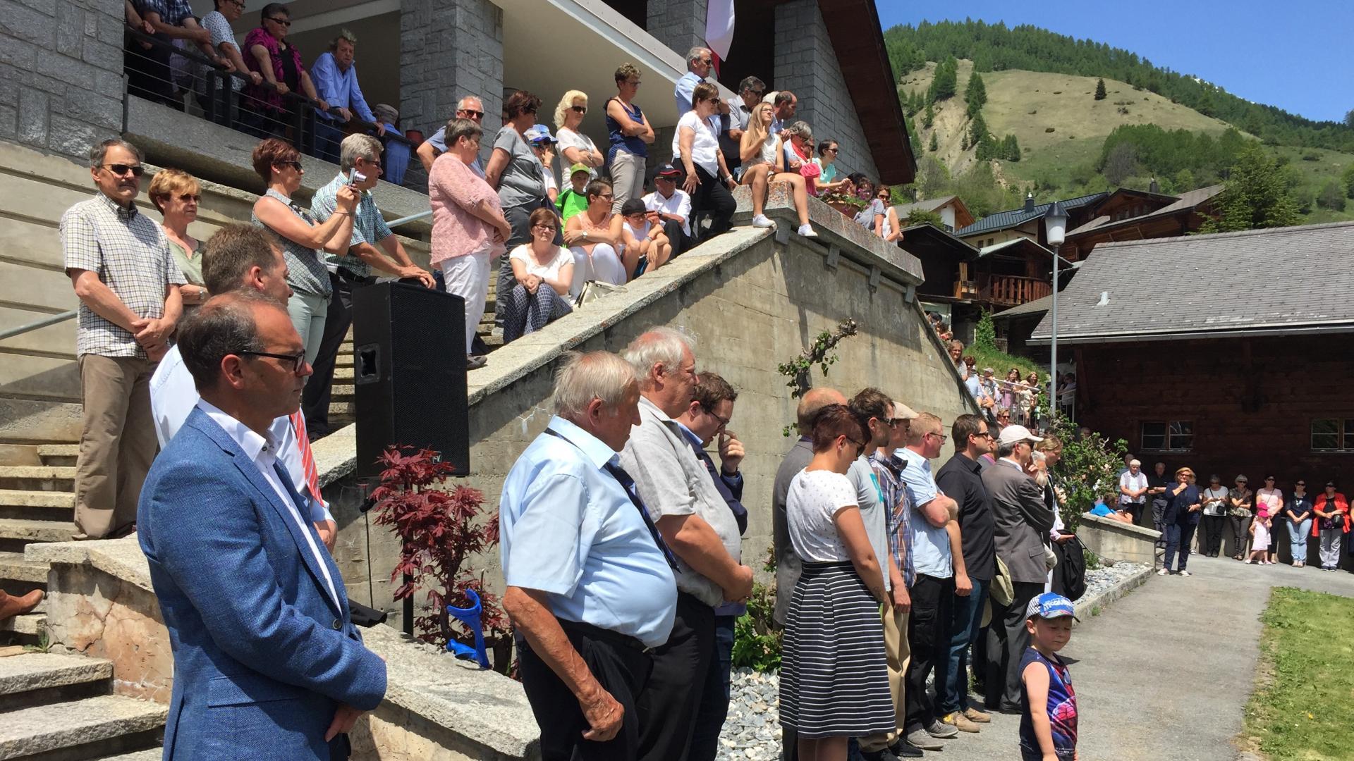 Zahlreich ist die Bevölkerung von Ferden zur Fendersetzung am ...