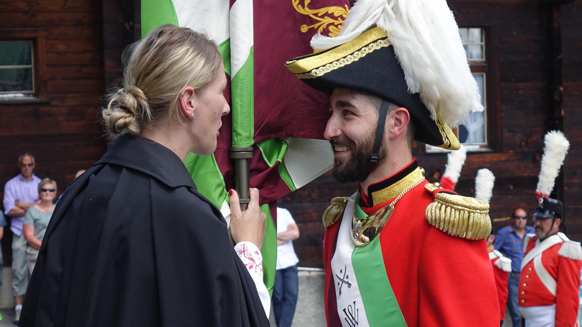 Das Gesprochene bleibt bei der Übergabe des Gemeindebanners in Ferden ...