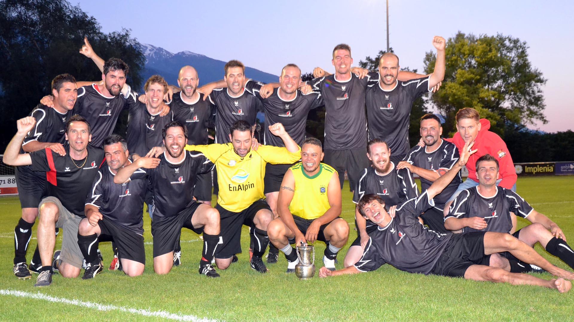 Die Senioren des FC Visp feiern den Titel als Wallisermeister. Quelle: rro