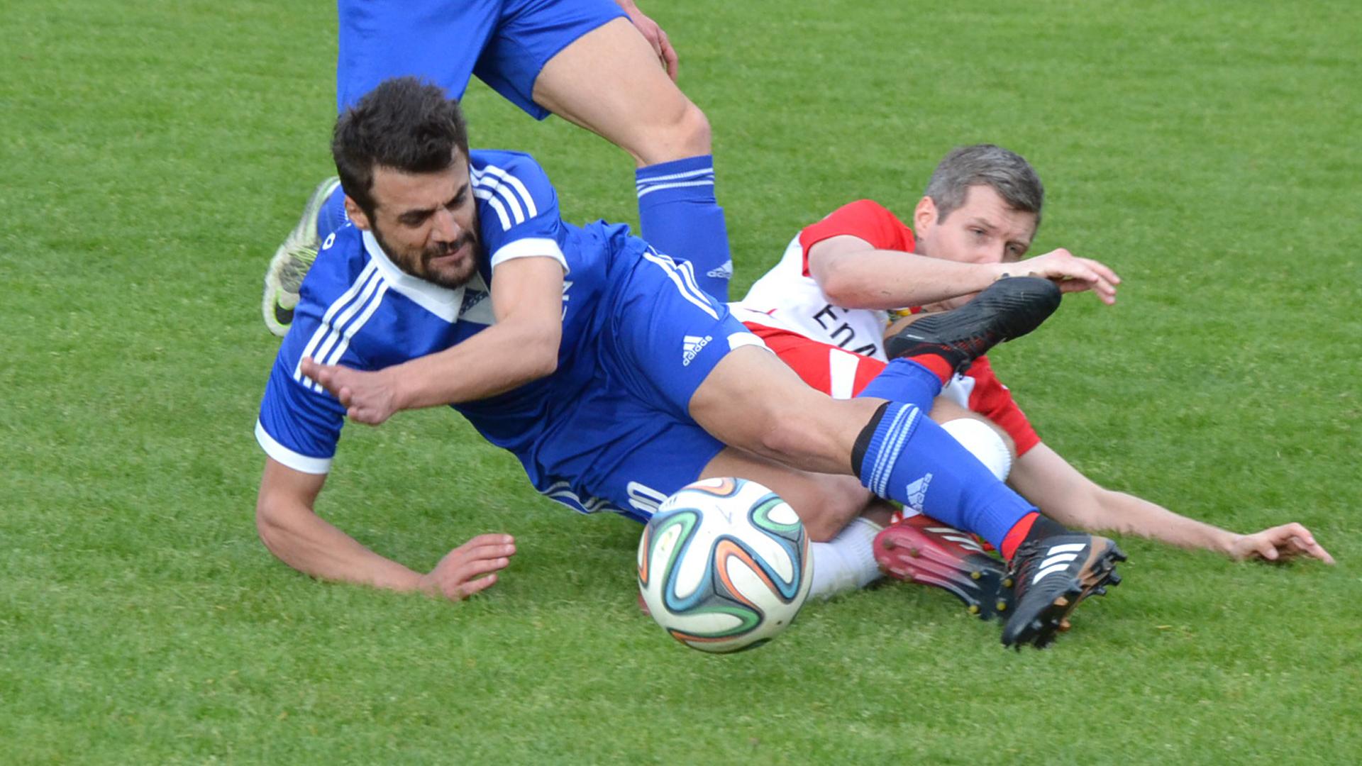 Kampf um jeden Ball im Spiel des FC Visp gegen den FC Vernayaz. Quelle: rro