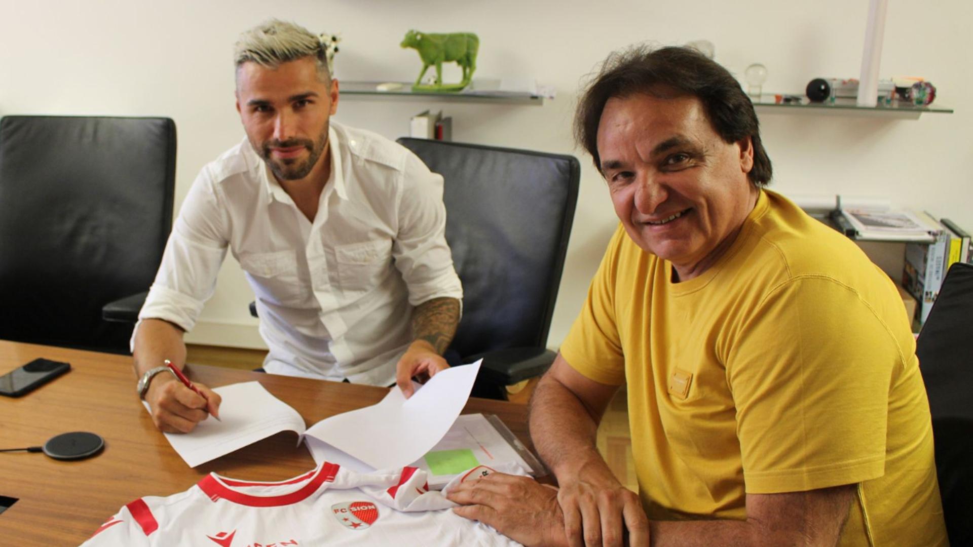 Der Vertrag ist unter Dach und Fach. Valon Behrami (l.) unterschreibt ...