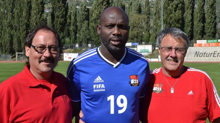 In Visp wurde George Weah von Andreas Eder (l.) und Josy Schwarz (r ...