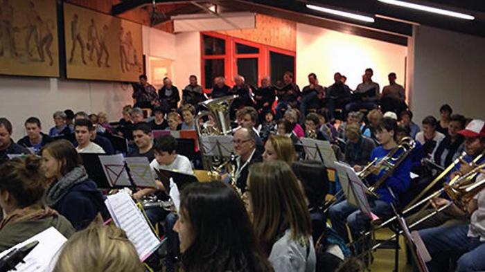 Uber 100 Sänger und 40 Musiker aus Gampel, Niedergampel und Leukerbad ...