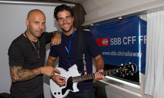 Luca Ruch, amtierender Mister Schweiz, mit seinem Gitarrenlehrer Slädu ...