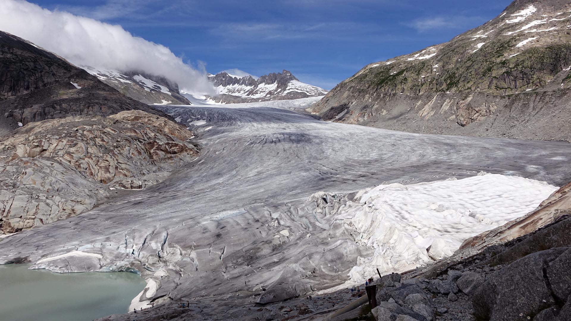 Wie jedes Jahr ist auch heuer der Rhonegletscher, zum Schutz vor der ...