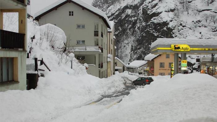 Durch den starken Schneefall sind viele Autofahrer in Gondo gestrandet ...