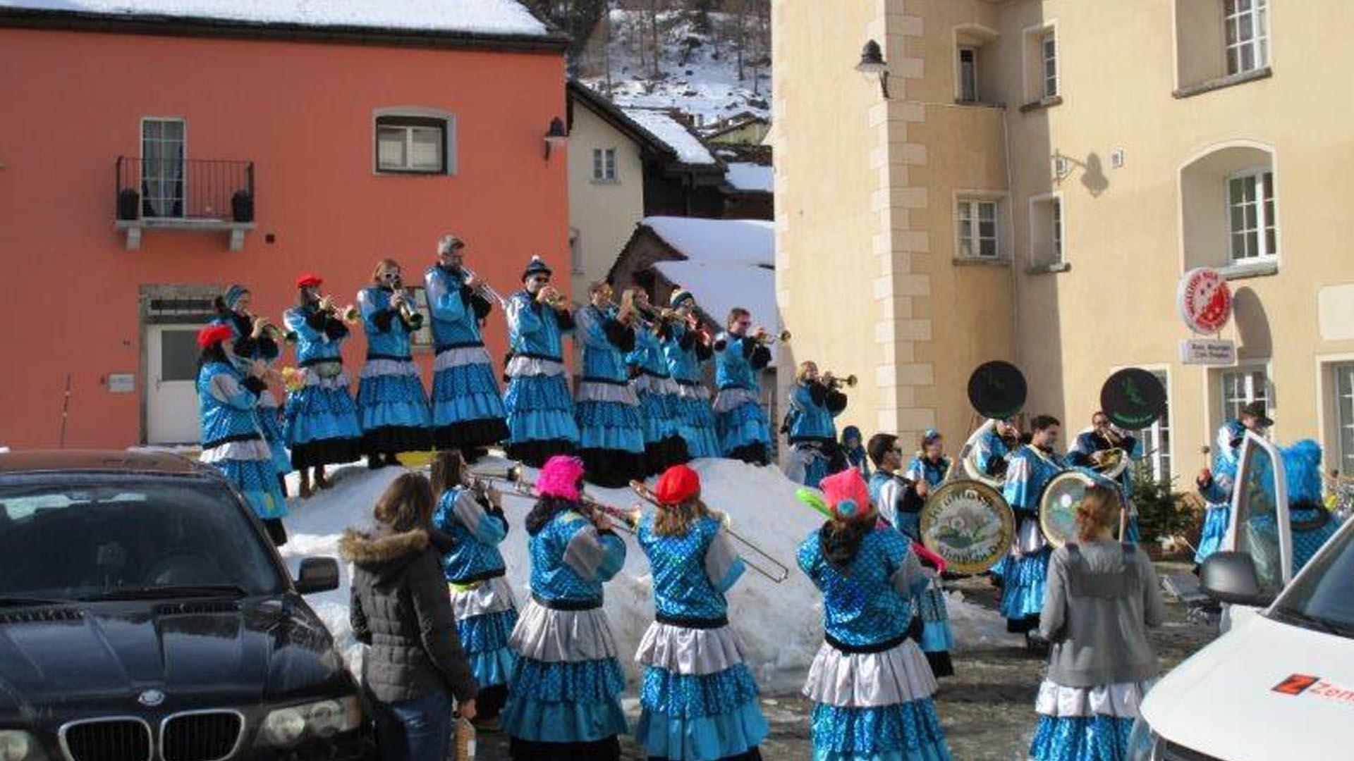 Die zwei Guggenmusiken Chruitfrässer aus Simplon Dorf und die Pampers ...