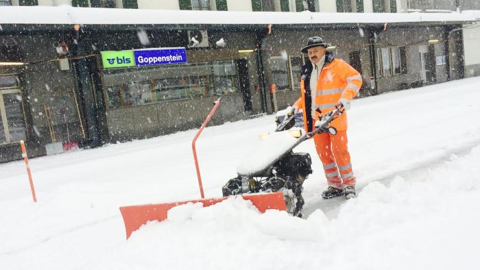 Fleissige Mitarbeiter räumten in Goppenstein die Gleise frei. Quelle: rro