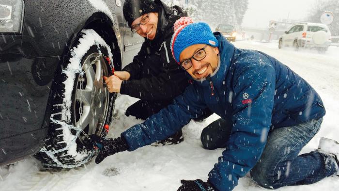 rro half verschiedenen Feriengästen bei der Montage der Schneeketten in ...