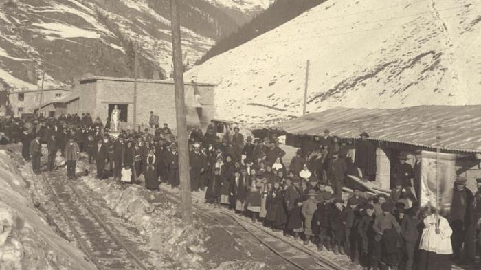 Eine Prozession gehörte zum Leben in Goppenstein anno 1911 dazu. Quelle ...