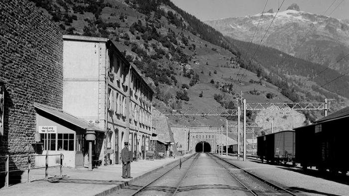 Goppenstein um 1940: Auch internationale Züge rauschten regelmässig ...