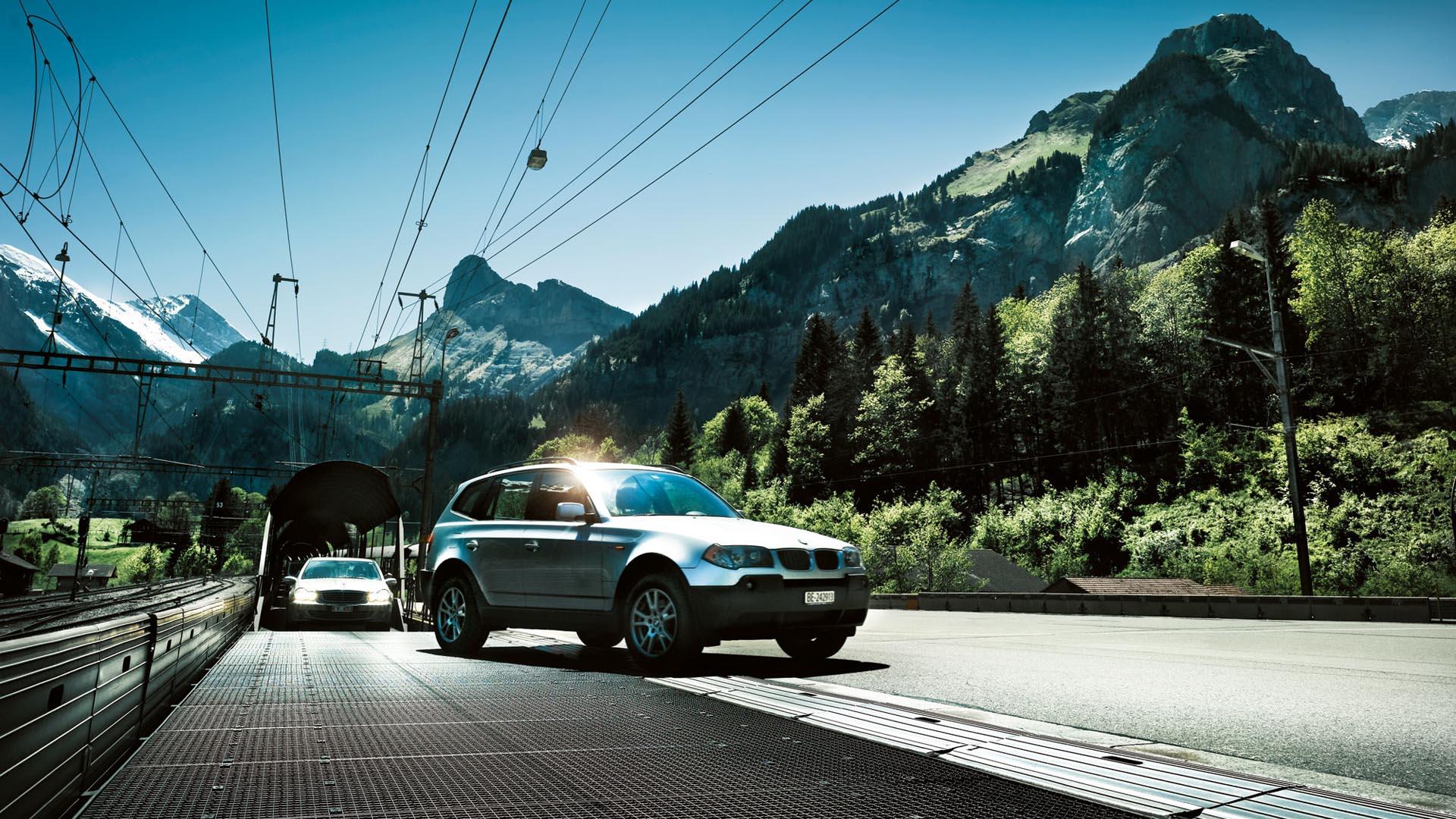 BLS erneuert Fahrbahn im Lötschbergtunnel auf der Bergstrecke zwischen ...