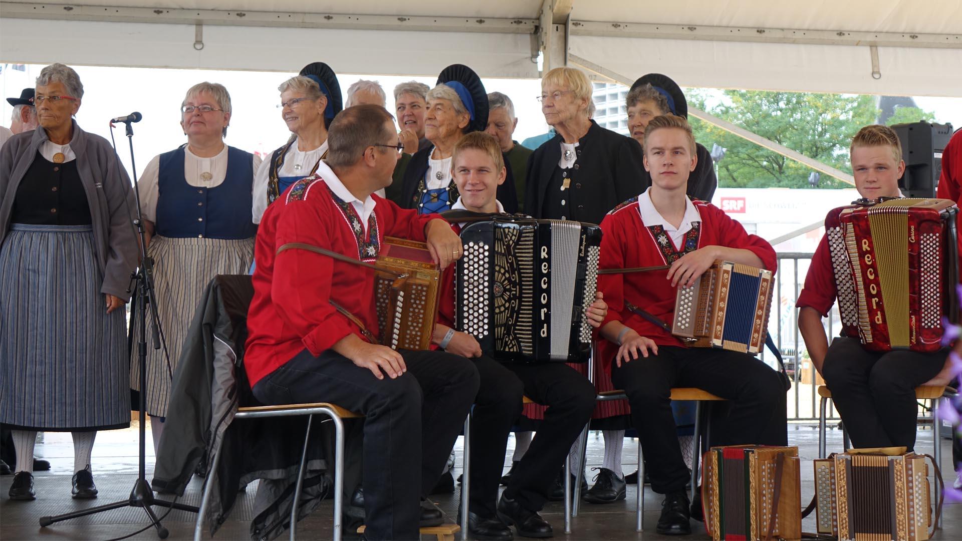 Jung und Alt feiern am Unspunnenfest zusammen Schweizer Tradition ...