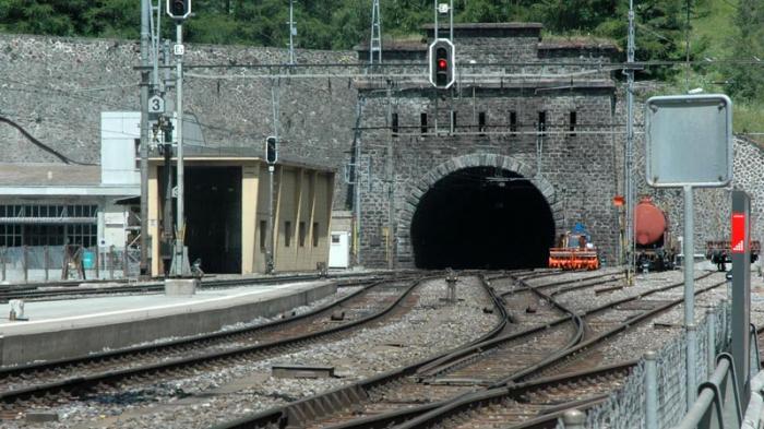 Der Tunneleingang ist nach wie vor schwarz. Die Zahlen beim Autoverlad ...