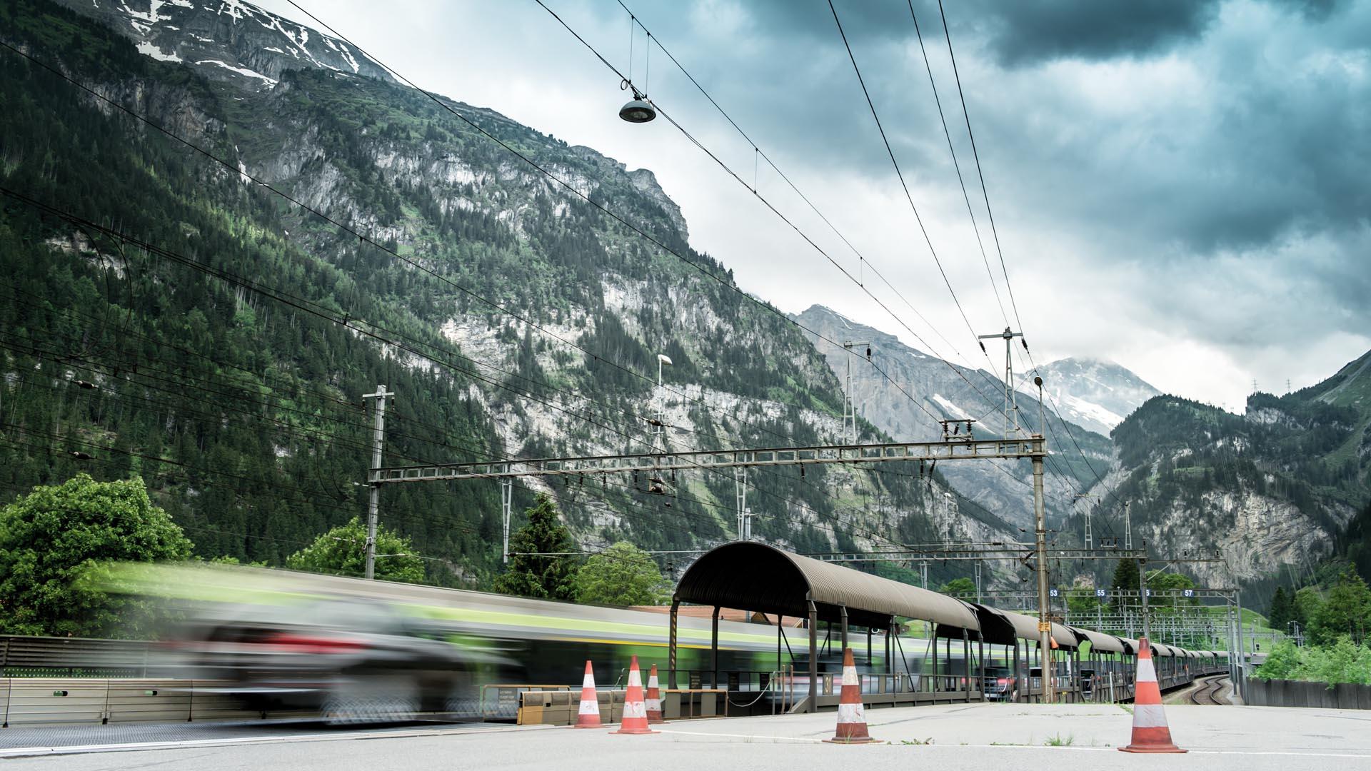 Die BLS erneuert die Fahrbahn des Lötschberg-Scheiteltunnels. Die ...