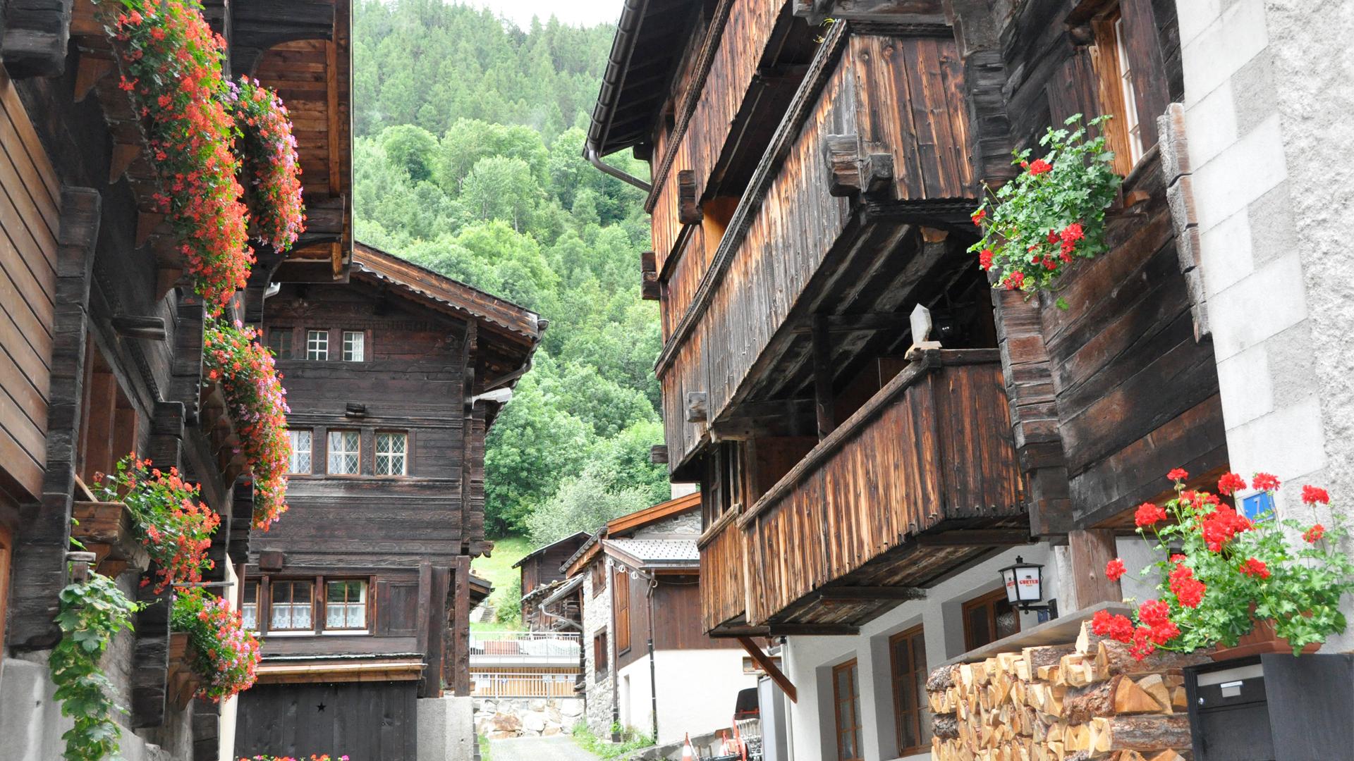 Noch bis 27. August können sich Kunstliebhaber durch das alte Dorf von ...