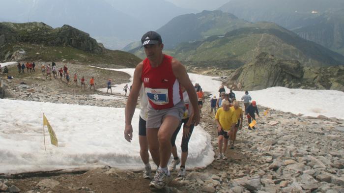 Die Läufer können beim Aletsch Halbmarathon auf der Originalstrecke bis ...
