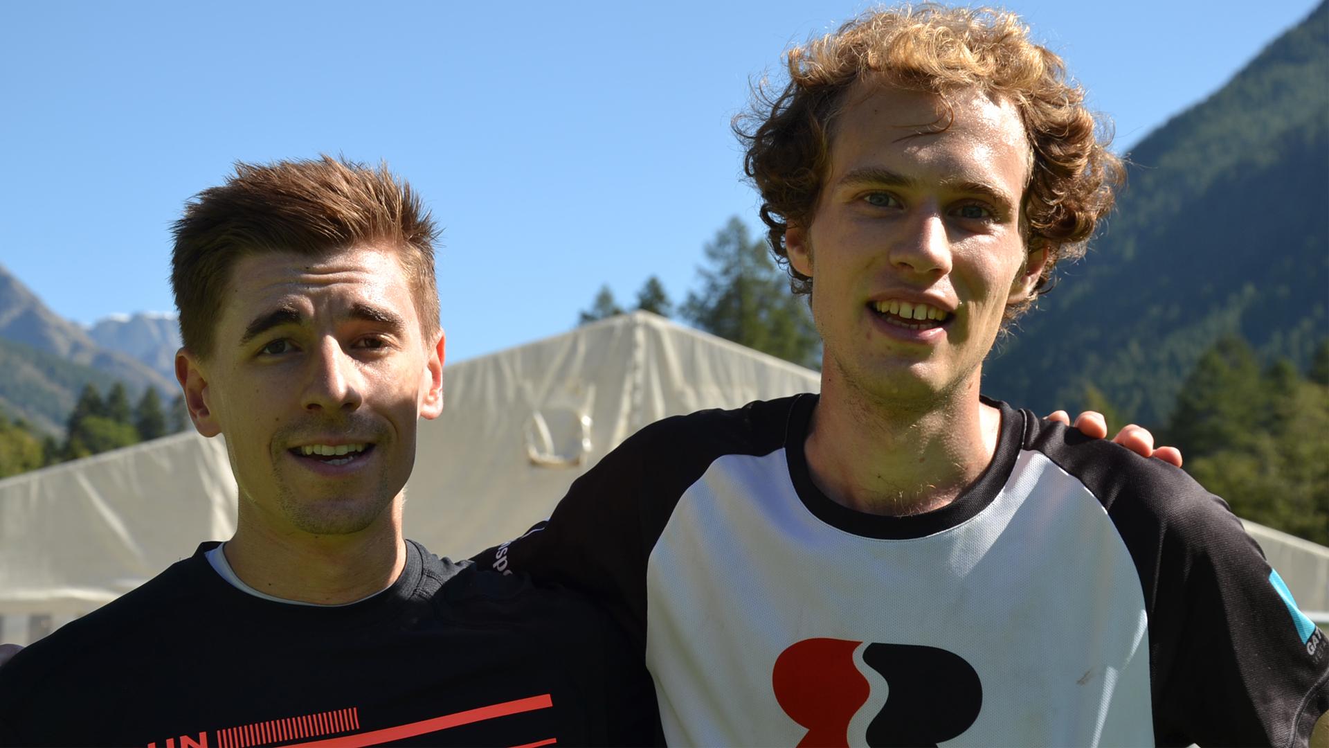 Alain Lagger (l.) und Luca Benelli feiern im Halbmarathon im ...