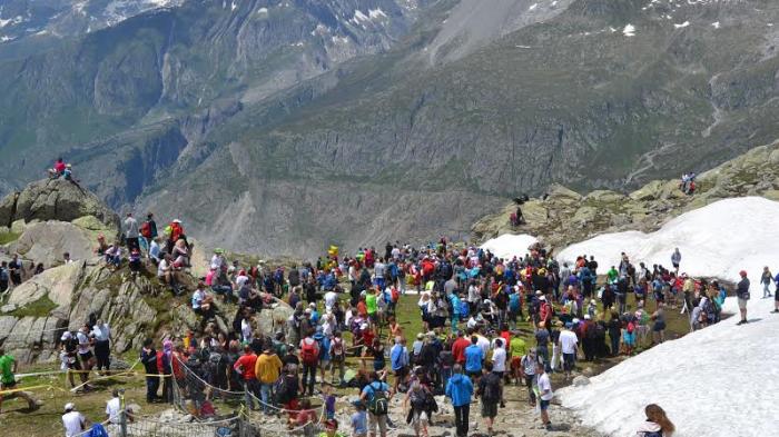 Vor einer grossen Zuschauerkulisse liefen die Läufer beim Bettmerhorn ...