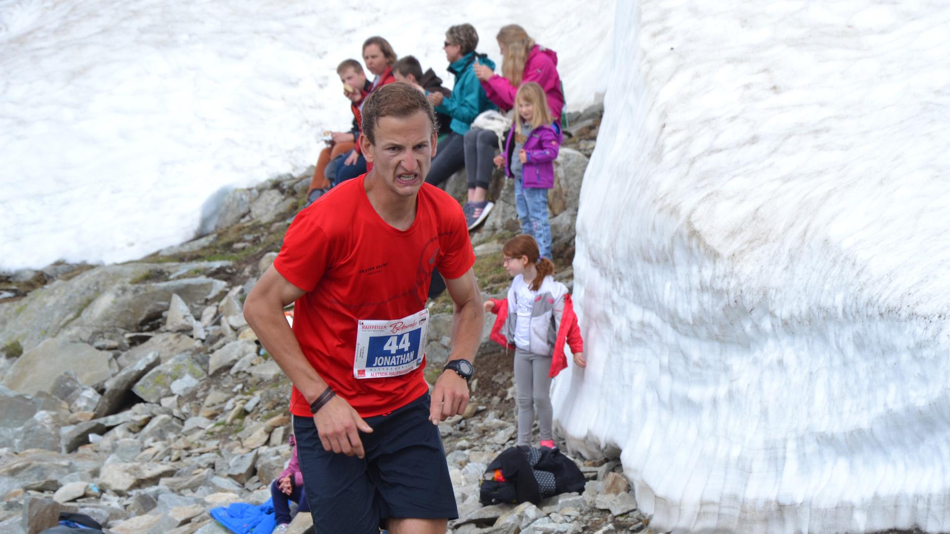 Der Sieger des Aletsch Halbmarathons Jonathan Schmid kämpfte sich auf ...