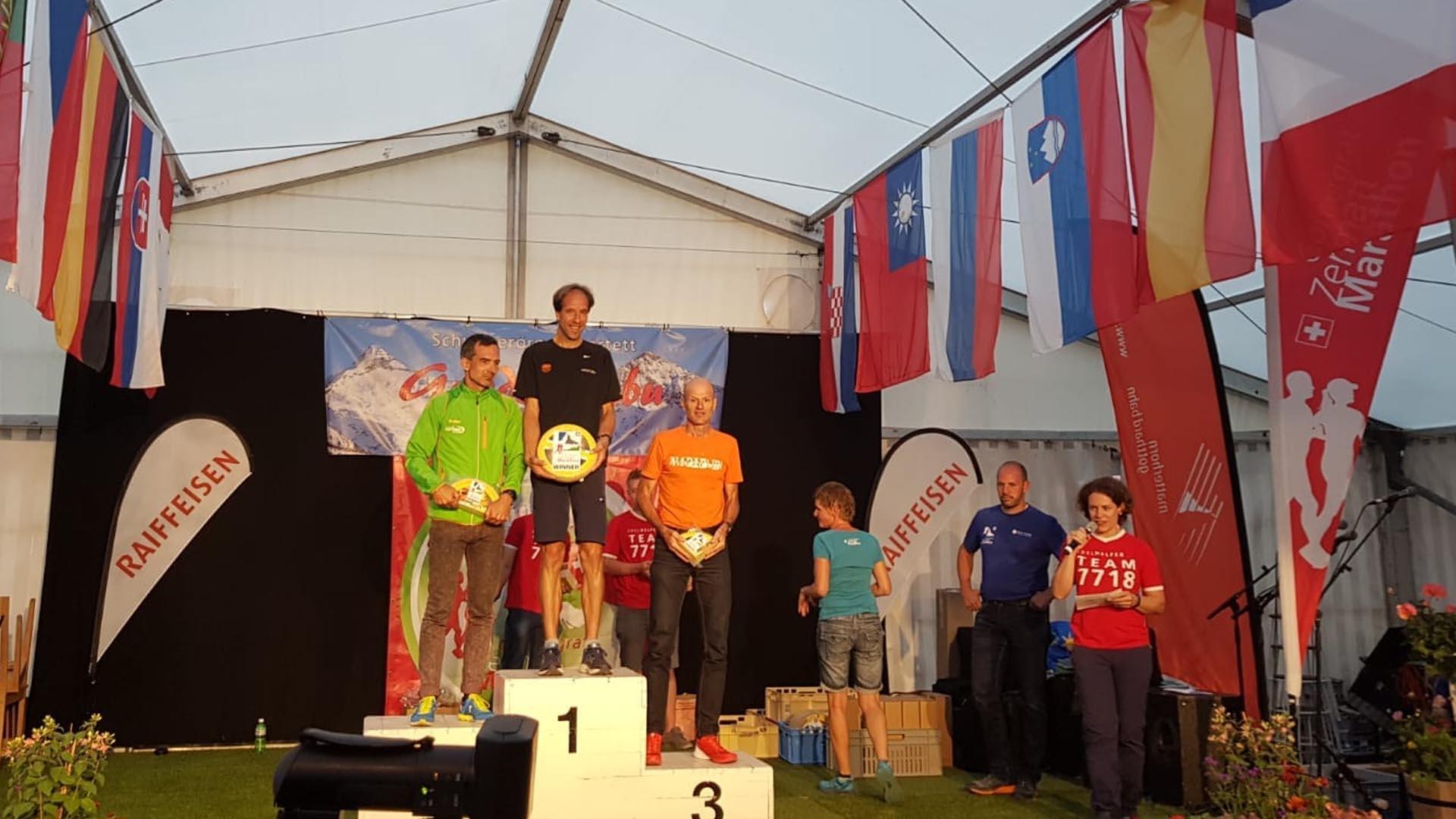 Bei der Siegerehrung im Festzelt beim Gornergrat Zermatt Marathon ...