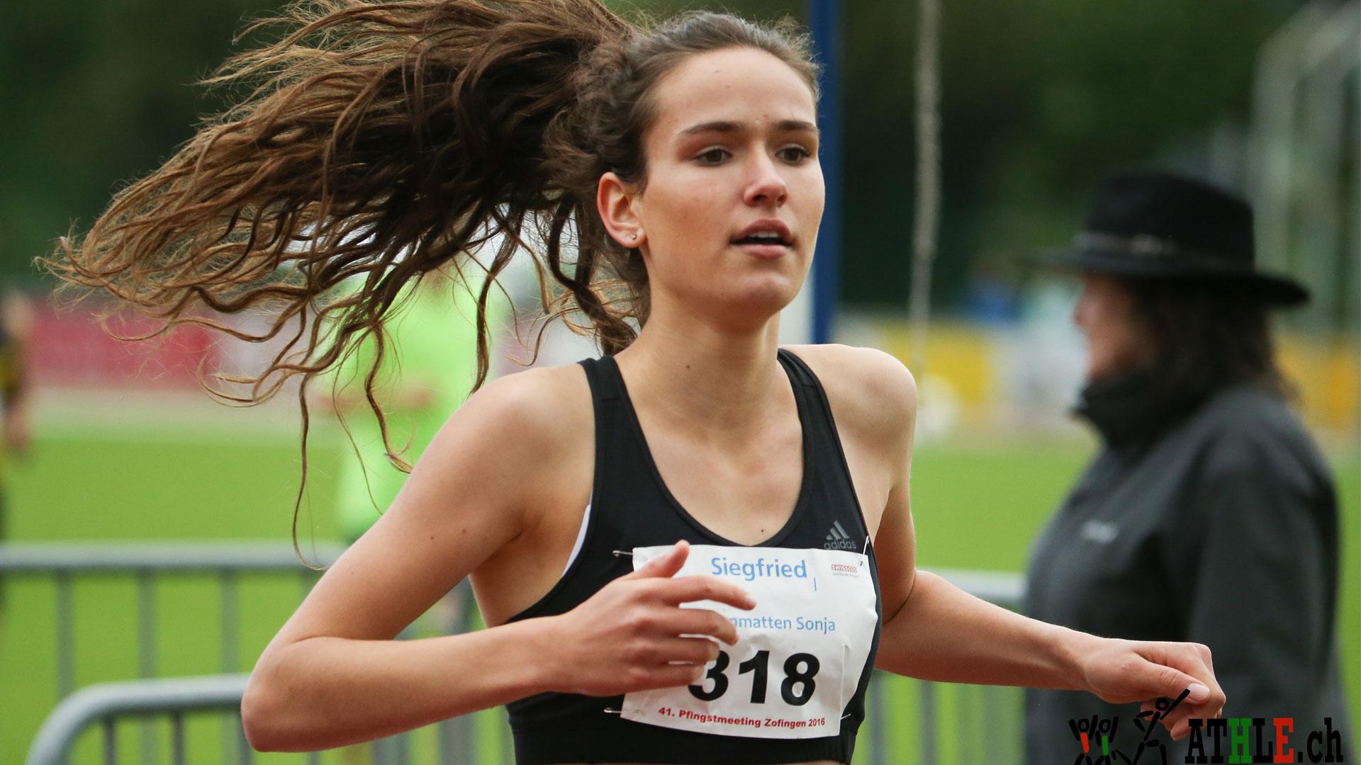 Sonja Andenmatten siegt bei den U20 im Rennen über 800 Meter. Quelle: D ...