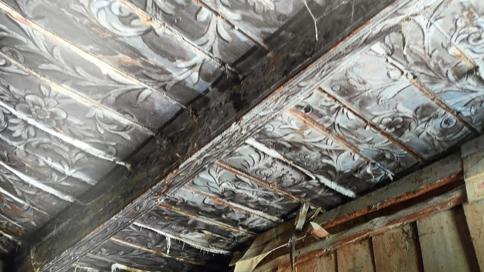 Die Decke der alten Suste zeigt wunderschöne Malereien. Quelle: rro