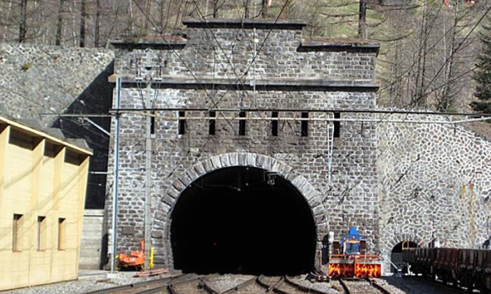 Im Lötschberg-Scheiteltunnel zwischen Kandersteg und Goppenstein findet ...
