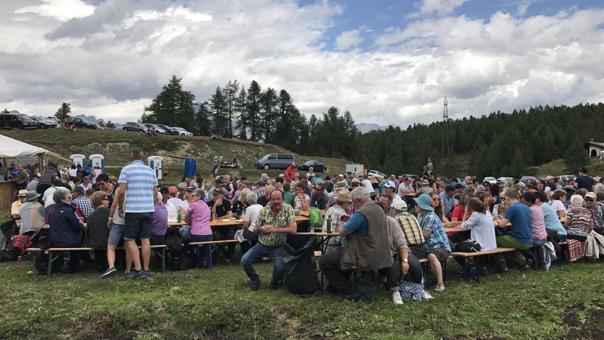 Zahlreiche Gäste genossen am Sonntag das Älplerfest auf der Moosalp ...