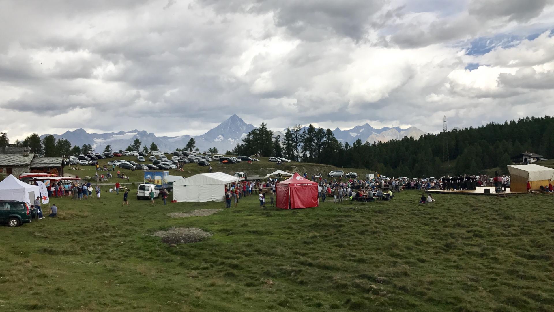 Mit Blick auf das Bietschhorn feierten am Sonntag zahlreiche Besucher ...