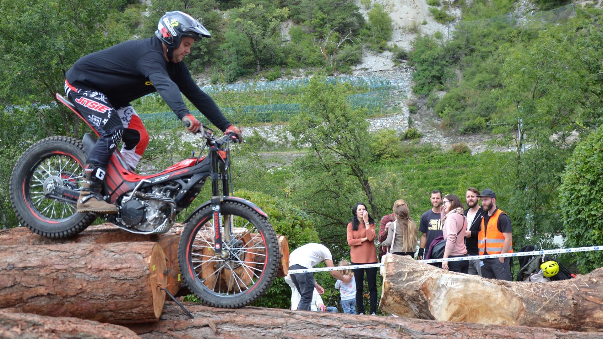 Auch eine Show mit Oldtimer-Töffs bekamen die Zuschauer zu sehen ...