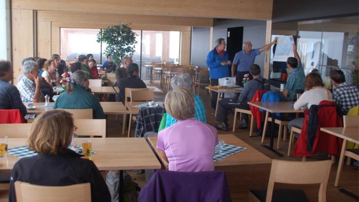 Beim ersten Exkursionszwischenhalt wurde die Landschafts- und ...