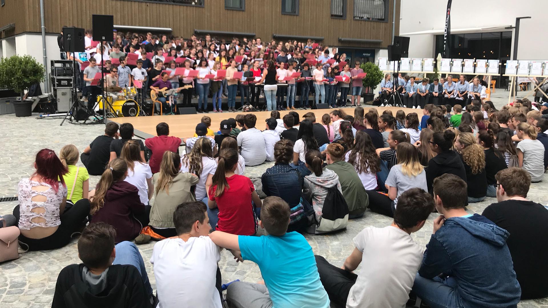 Zahlreiche Schüler und Gäste nahmen an der Vernissage auf dem Aletsch ...
